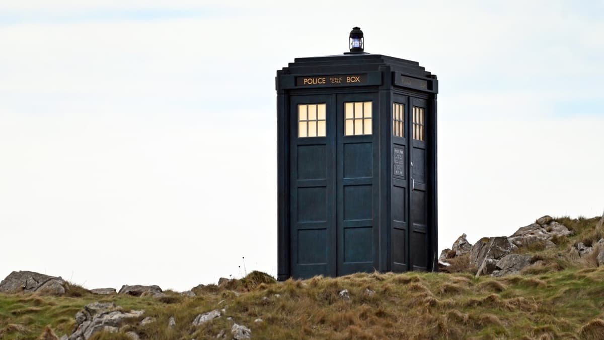 Doctor Whos Tardis Lands Near Tenby Tenby Uk